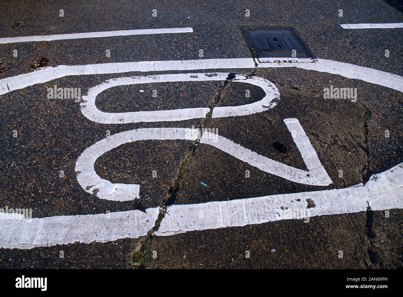 20 mph road marking hi-res stock photography and images - Alamy