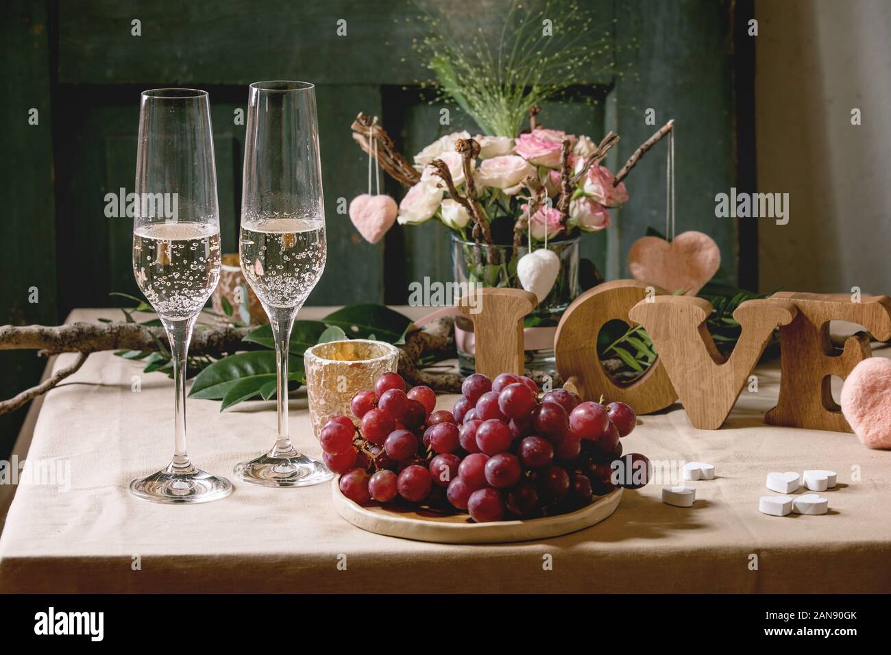 St valentines day table setting hi-res stock photography and images - Alamy