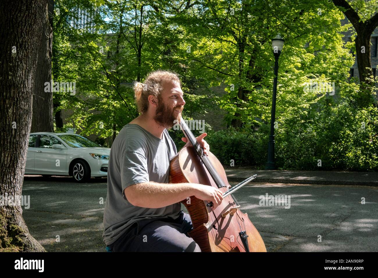 Musician at the streets of Portland, Oregon Stock Photo - Alamy