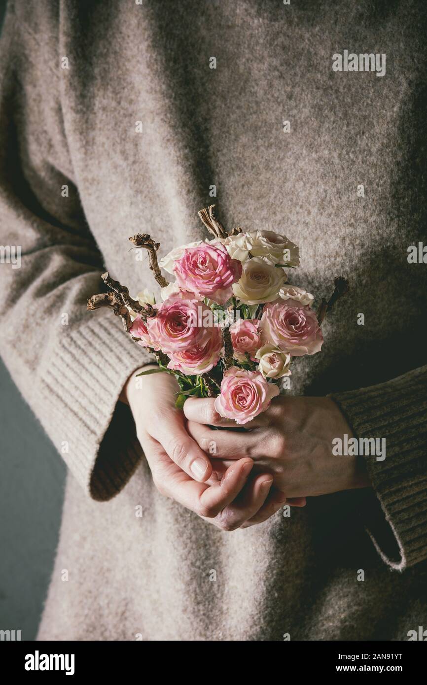 Female hands card roses hi-res stock photography and images - Alamy