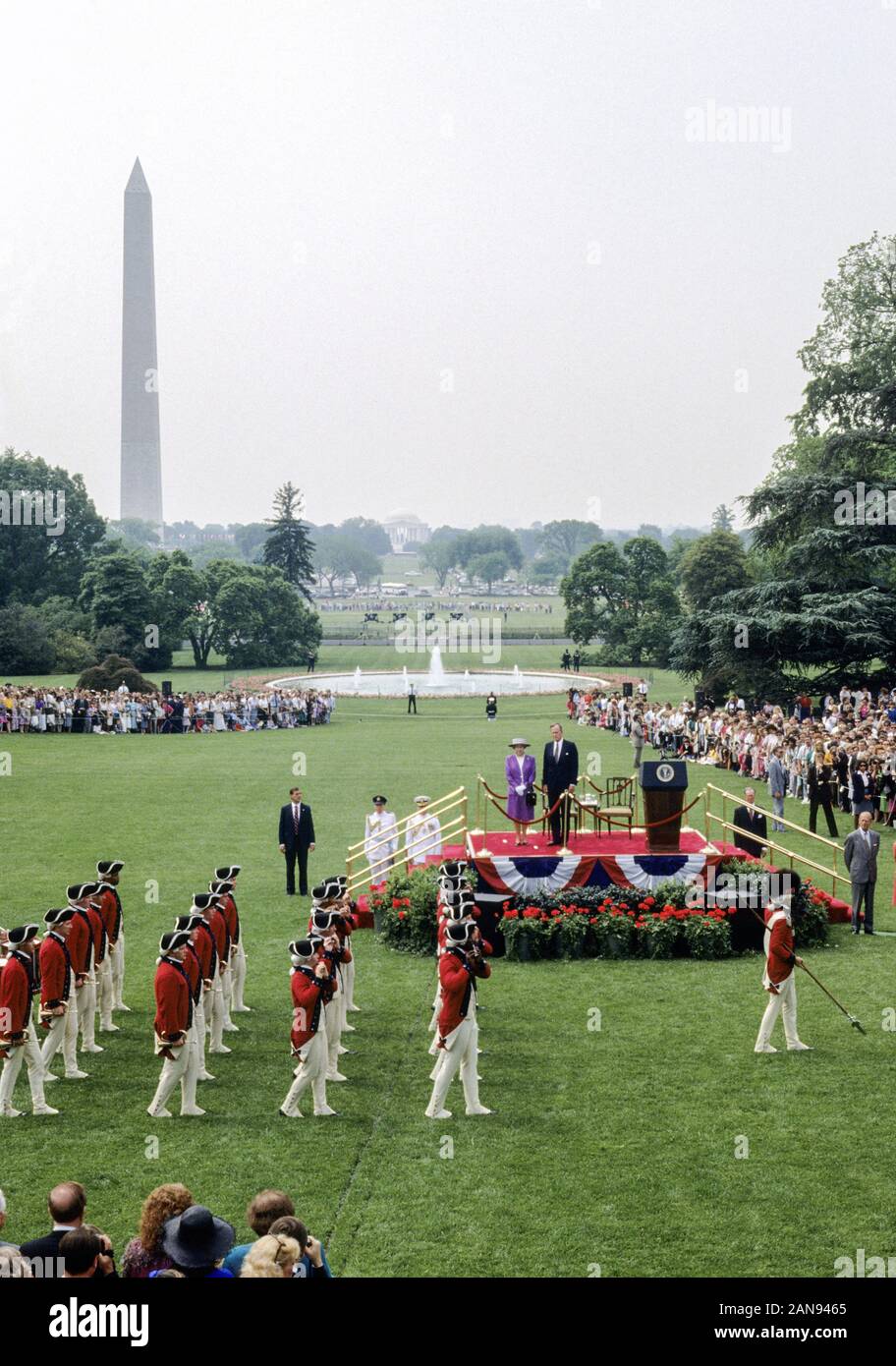 HM Queen Elizabeth II is welcomed by US President George Bush snr to ...
