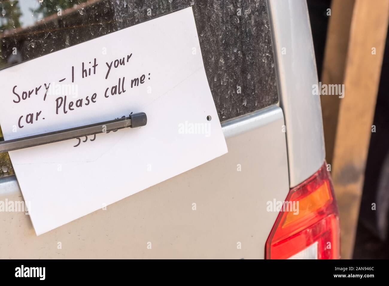 Note on a car as an indication of a parking accident Stock Photo - Alamy