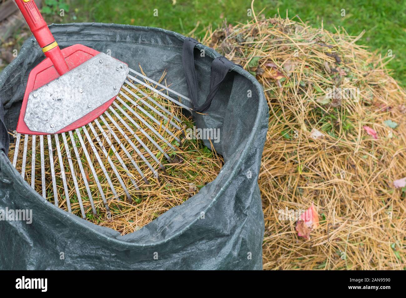 Leaf rake hi-res stock photography and images - Alamy