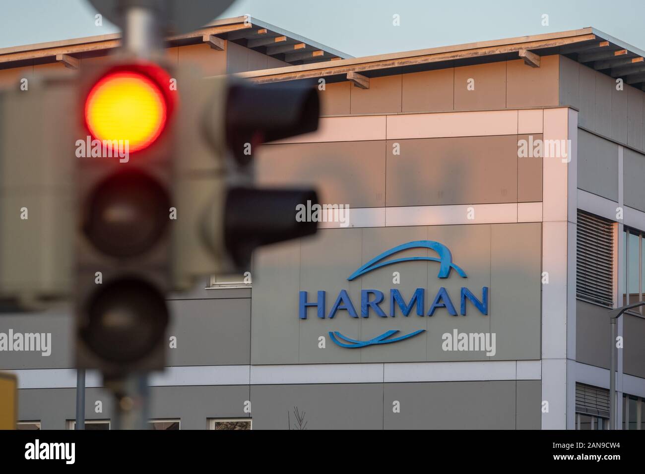 Straubing, Germany. 16th Jan, 2020. A traffic light turns red in front ...