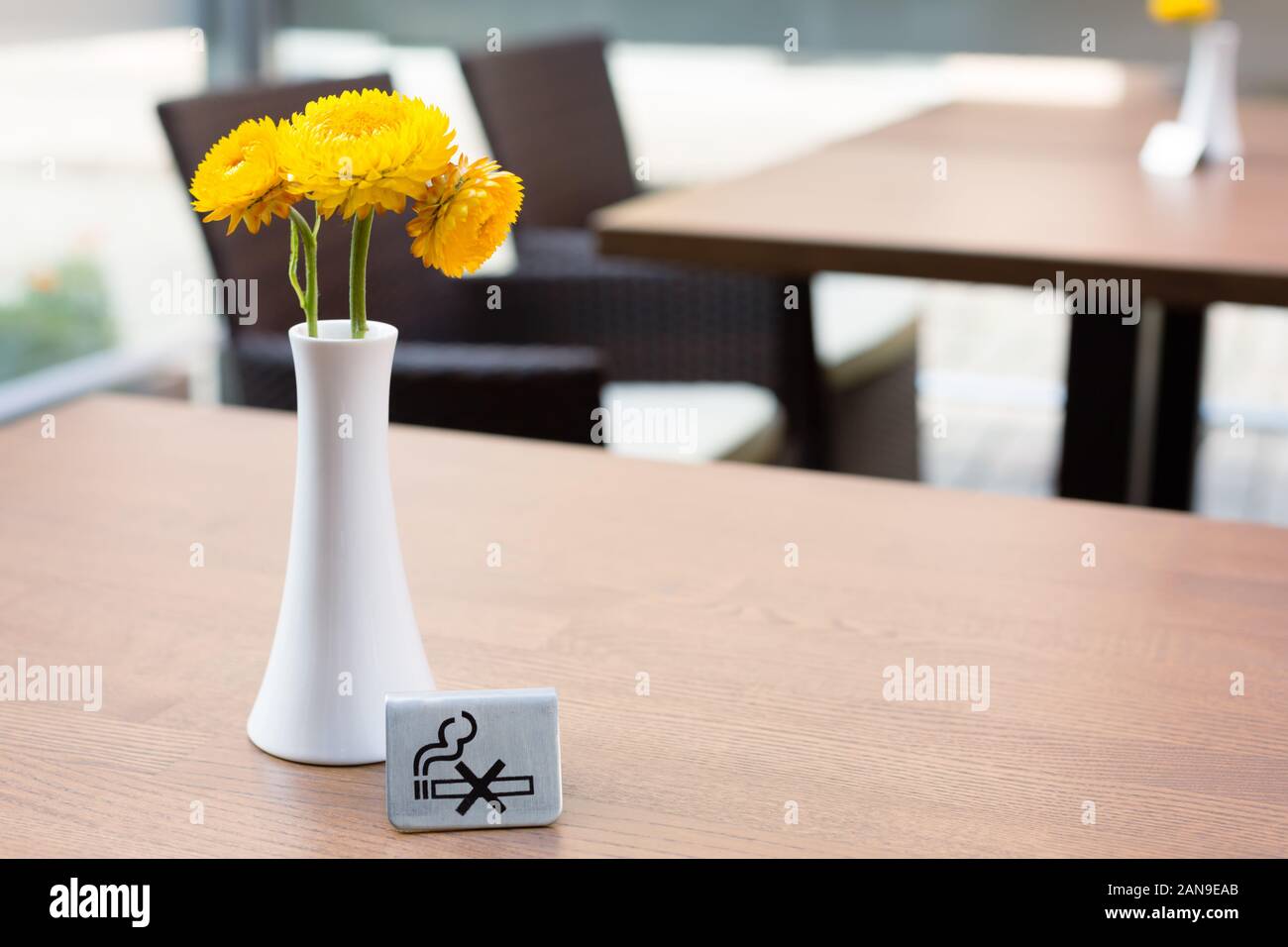 No smoking sign at the restaurant table Stock Photo - Alamy