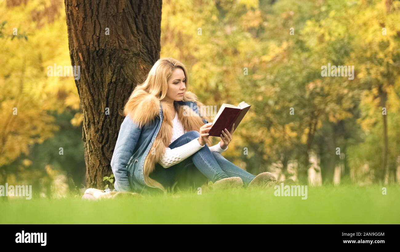 Woman reading under tree beautiful hi-res stock photography and images ...
