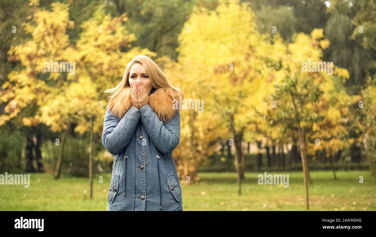 Freezing cold lady hi-res stock photography and images - Alamy