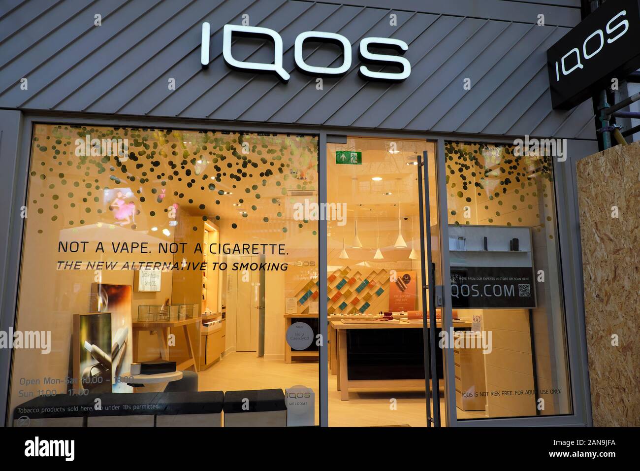 Iqos hi-res stock photography and images - Alamy