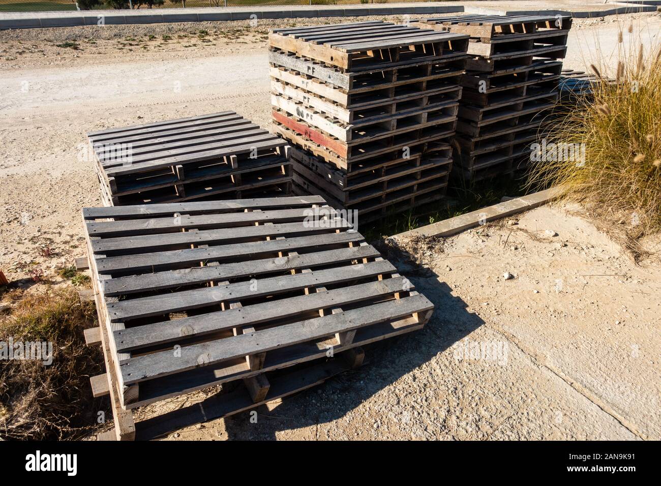 Old pallet hi-res stock photography and images - Alamy