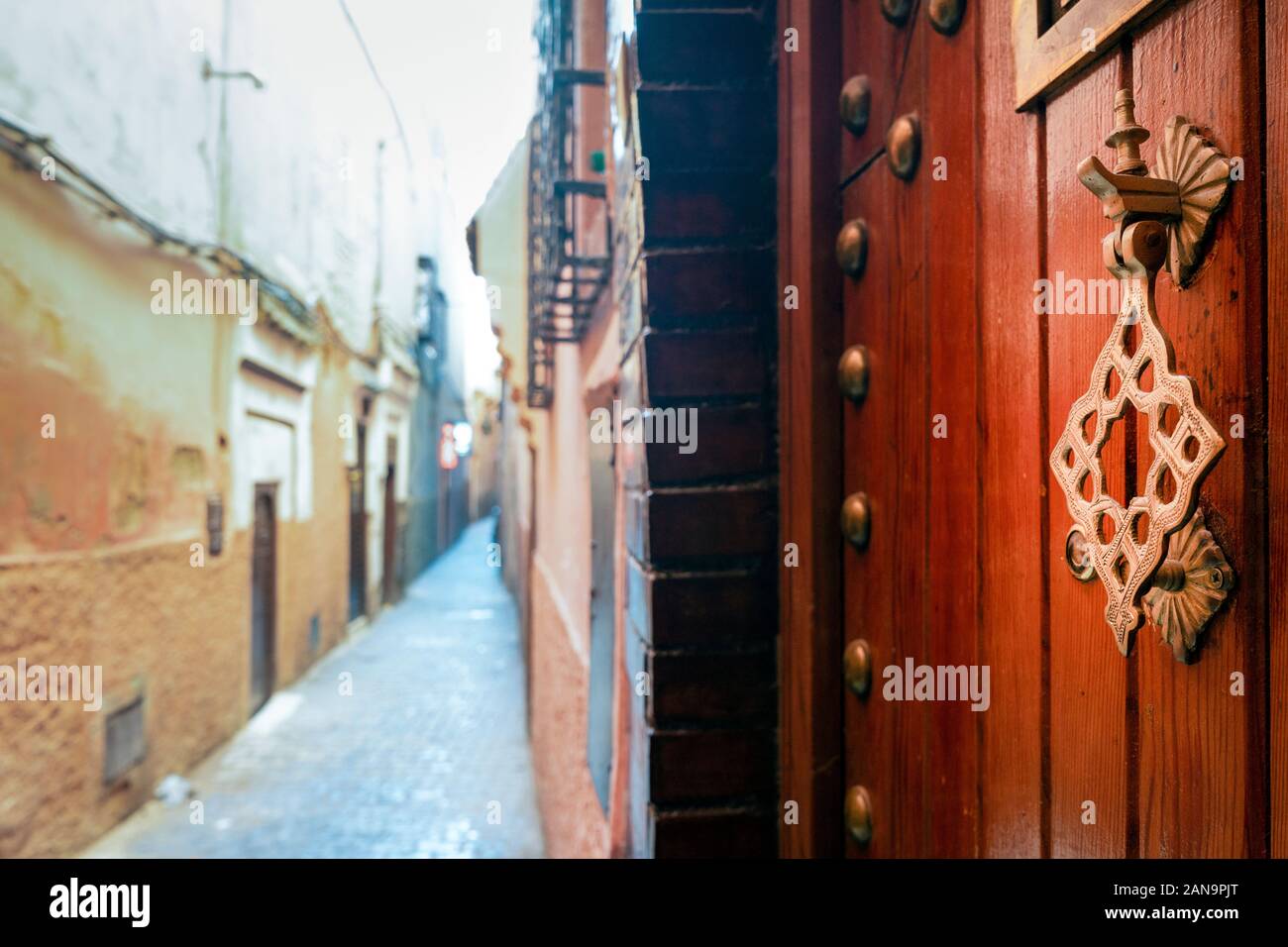 Very narrow door hi-res stock photography and images - Alamy