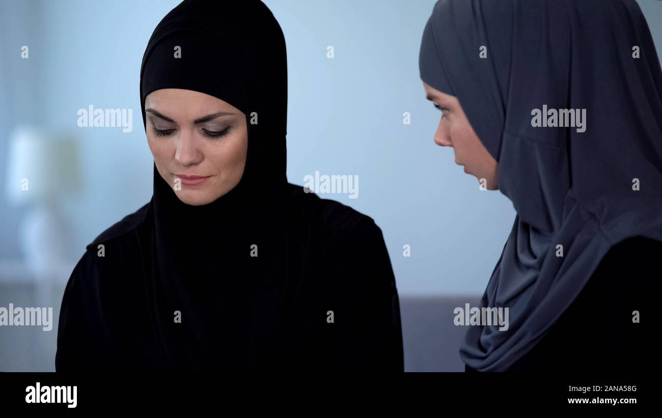 Two muslim women talking hi-res stock photography and images - Alamy