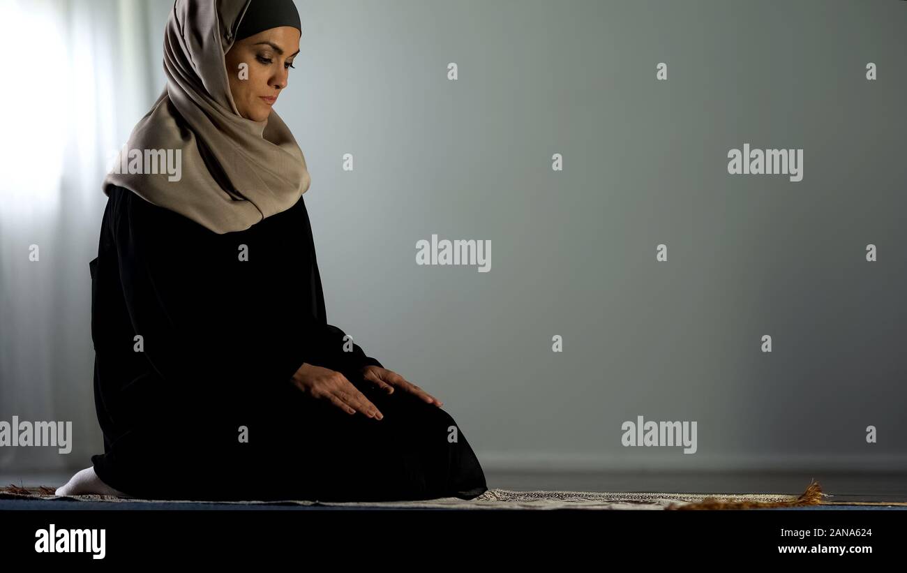 Muslim woman sitting on prayer hi-res stock photography and images - Alamy
