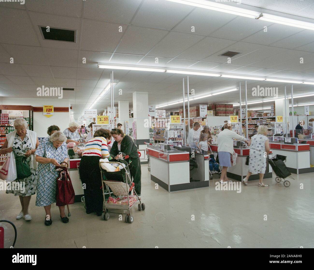 Supermarket 1990s hi-res stock photography and images - Alamy