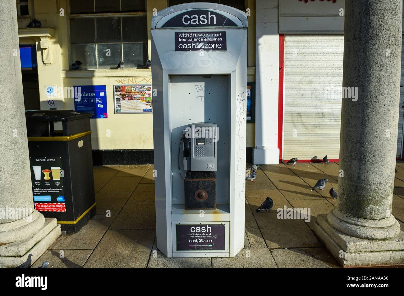 Cash zone atm machine hi-res stock photography and images - Alamy