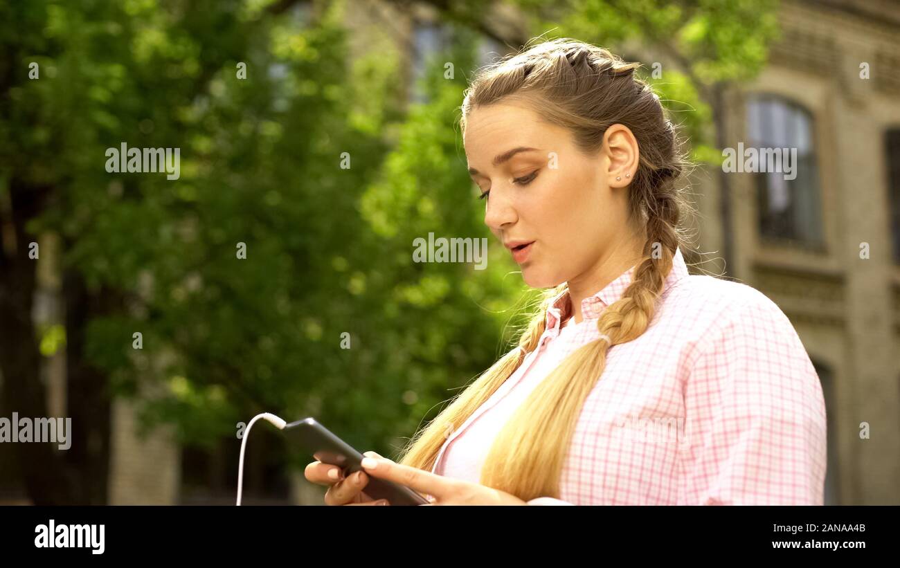 Woman scrolling hi-res stock photography and images - Alamy