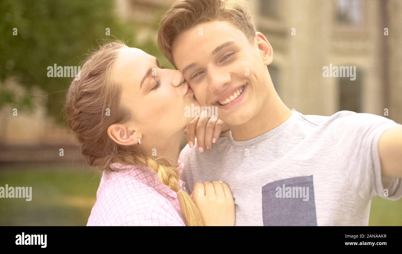 Two teens kissing hi-res stock photography and images - Alamy
