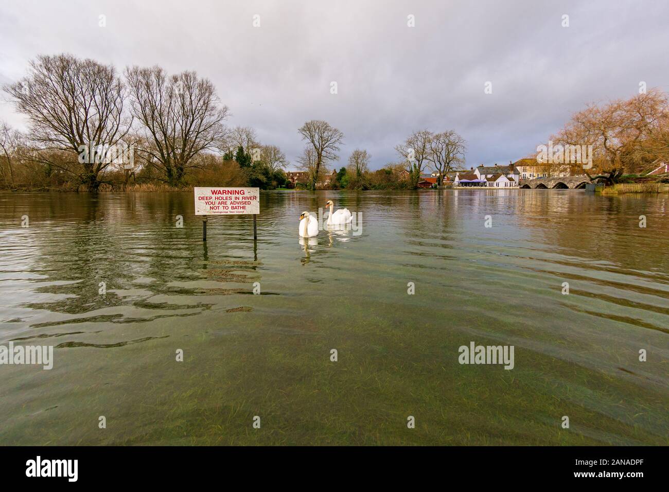 Flood warning sign uk flooding uk hi-res stock photography and images ...