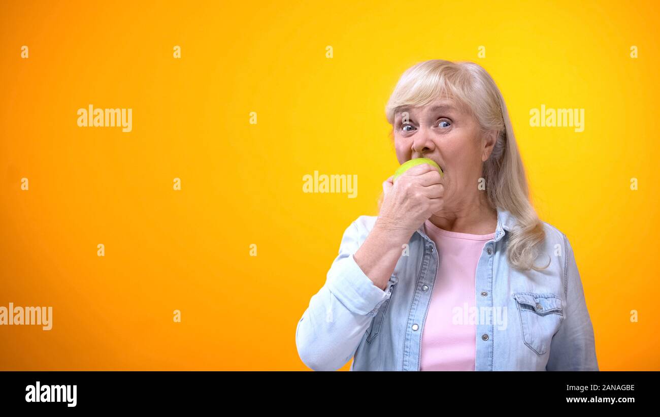 Teeth biting apple hi-res stock photography and images - Alamy