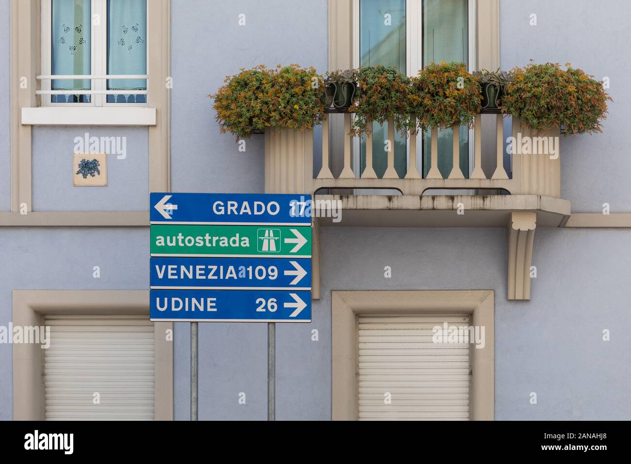 Traffic sign italy hi-res stock photography and images - Alamy