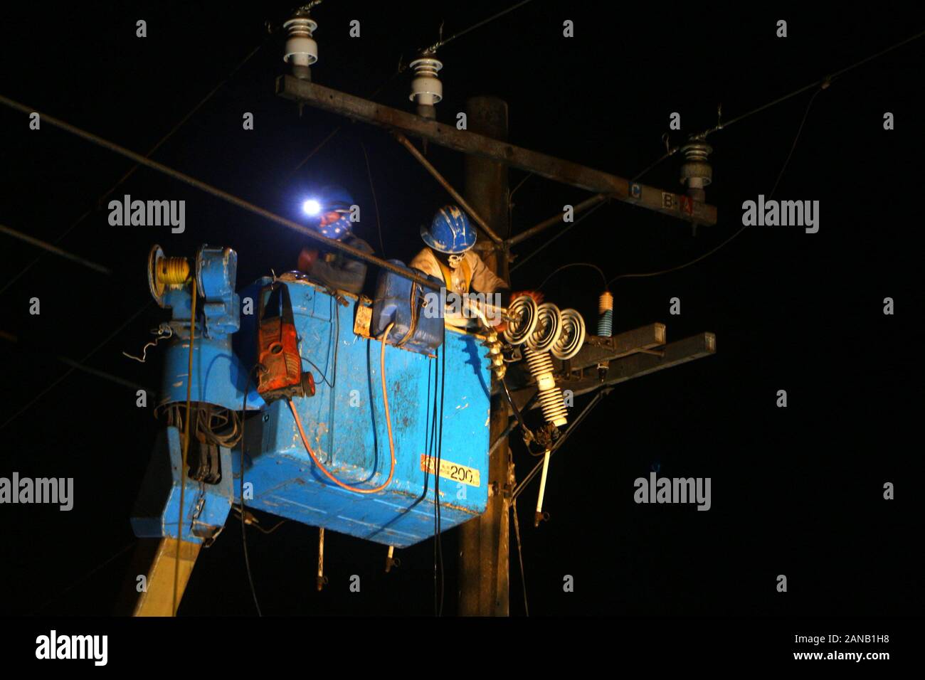 Philippines. 16th Jan, 2020. Meralco lineman while cleaning the Pimpose ...