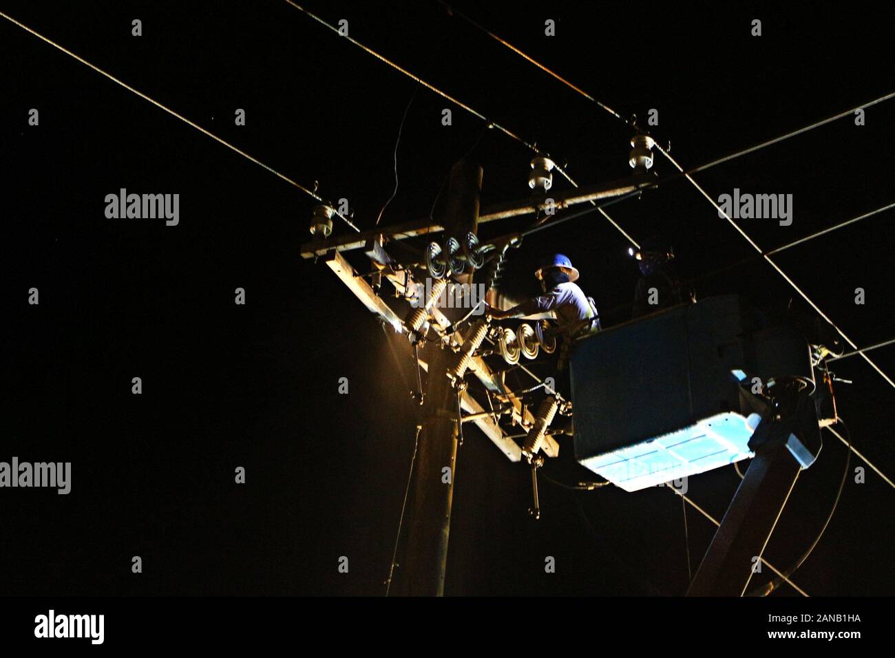 Philippines. 16th Jan, 2020. Meralco lineman while cleaning the Pimpose ...