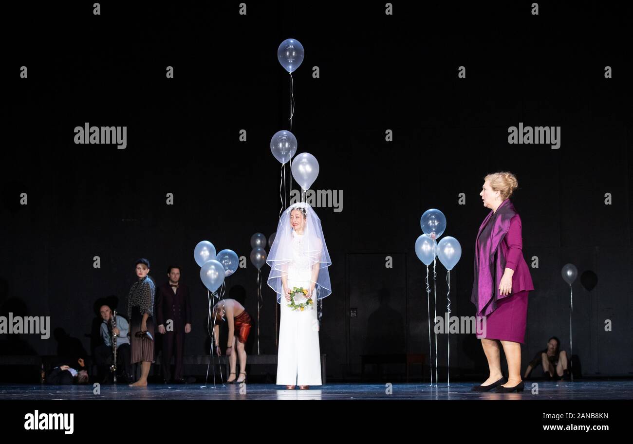 Hamburg, Germany. 16th Jan, 2020. The actresses Aenne Schwarz (2nd from ...