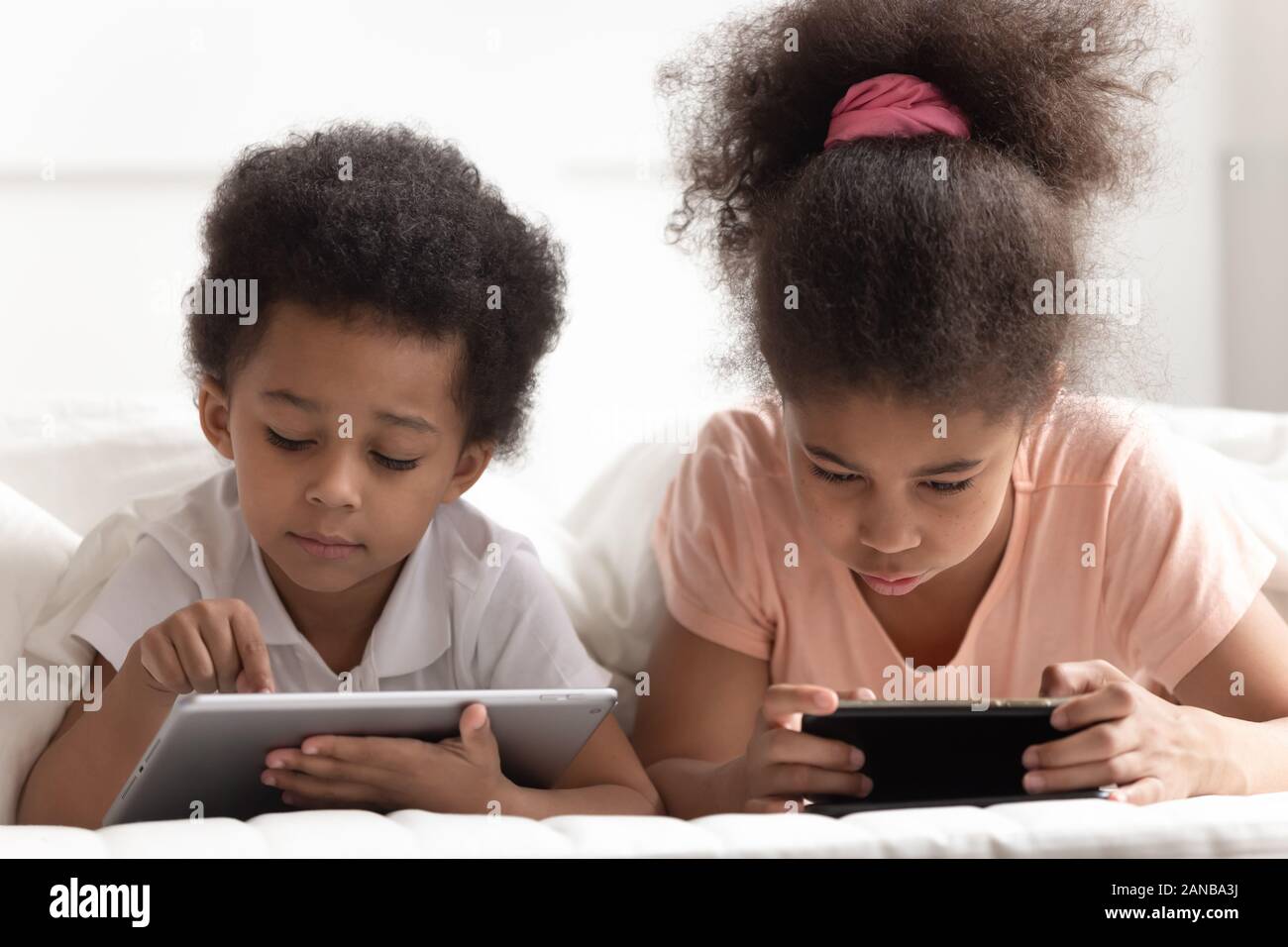 Children using tech hi-res stock photography and images - Alamy