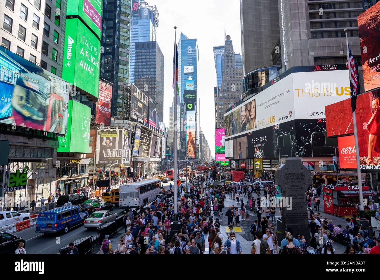 New york times square ads day hi-res stock photography and images - Alamy