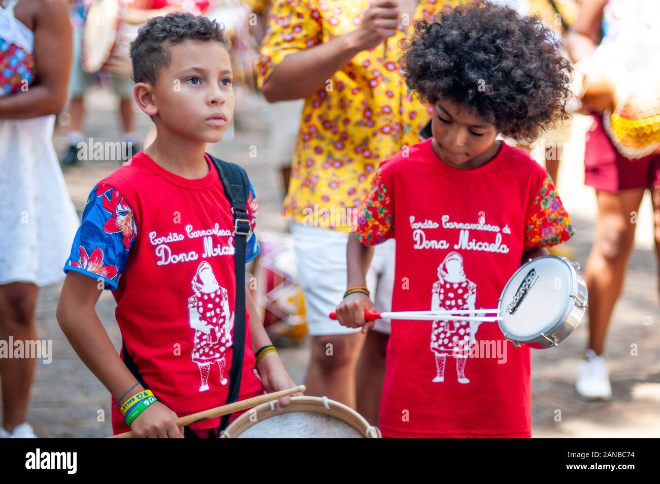 People have fun, sing and dance at the street carnival in São Paulo ...