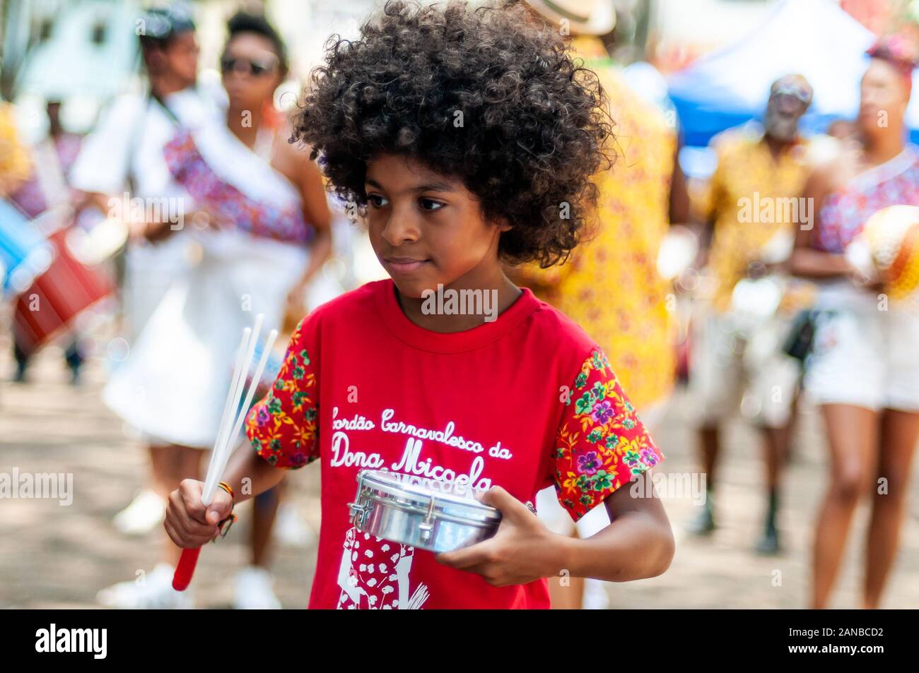 People have fun, sing and dance at the street carnival in São Paulo ...