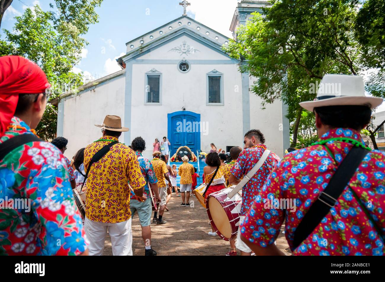 People have fun, sing and dance at the street carnival in São Paulo ...