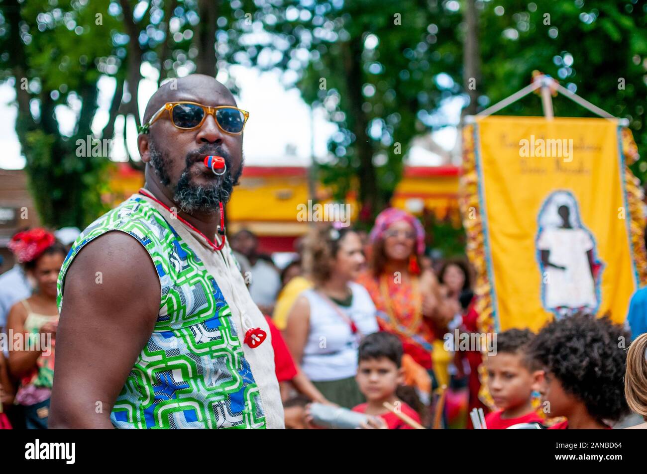 People have fun, sing and dance at the street carnival in São Paulo ...