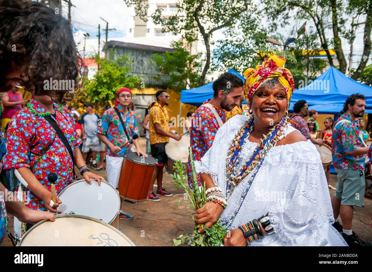 People have fun, sing and dance at the street carnival in São Paulo ...
