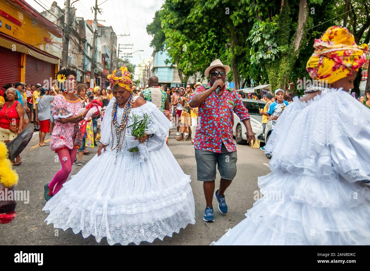 People have fun, sing and dance at the street carnival in São Paulo ...