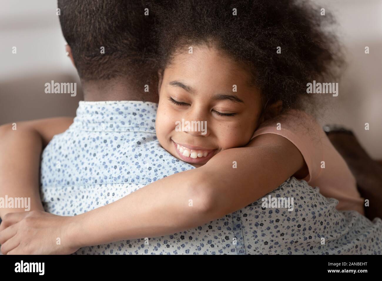 Black father and daughter hugging hi-res stock photography and images - Alamy
