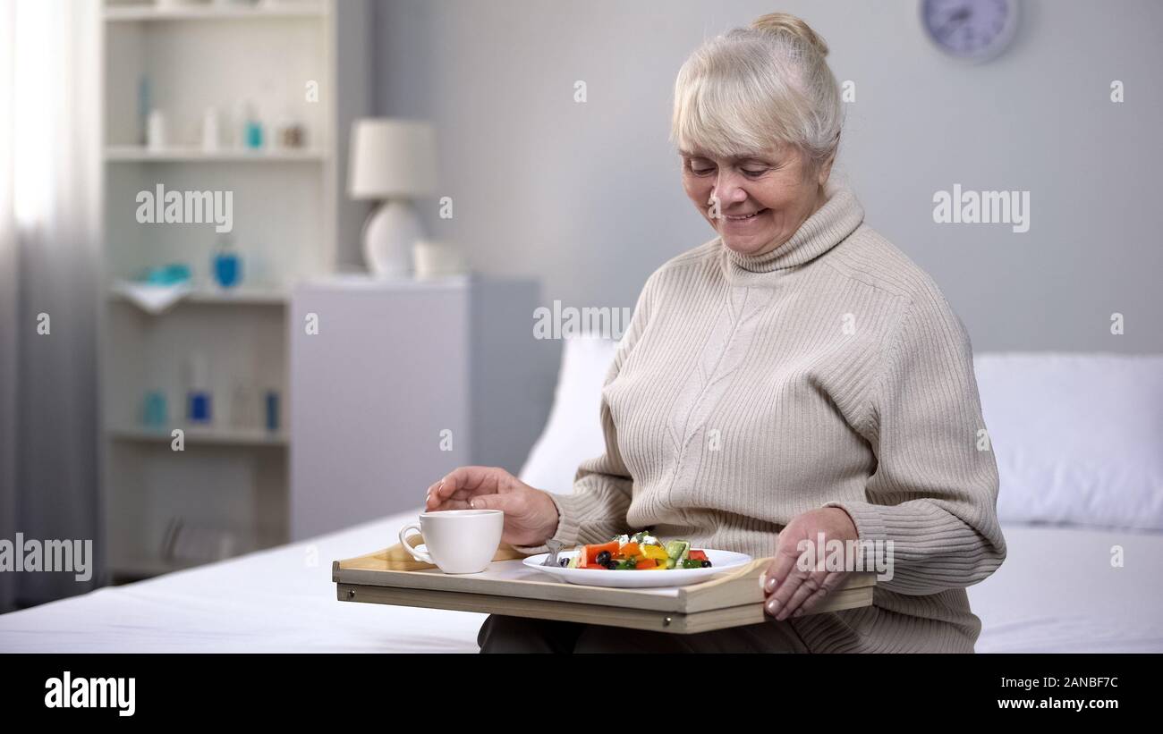 Elderly people eating nursing home hi-res stock photography and images ...