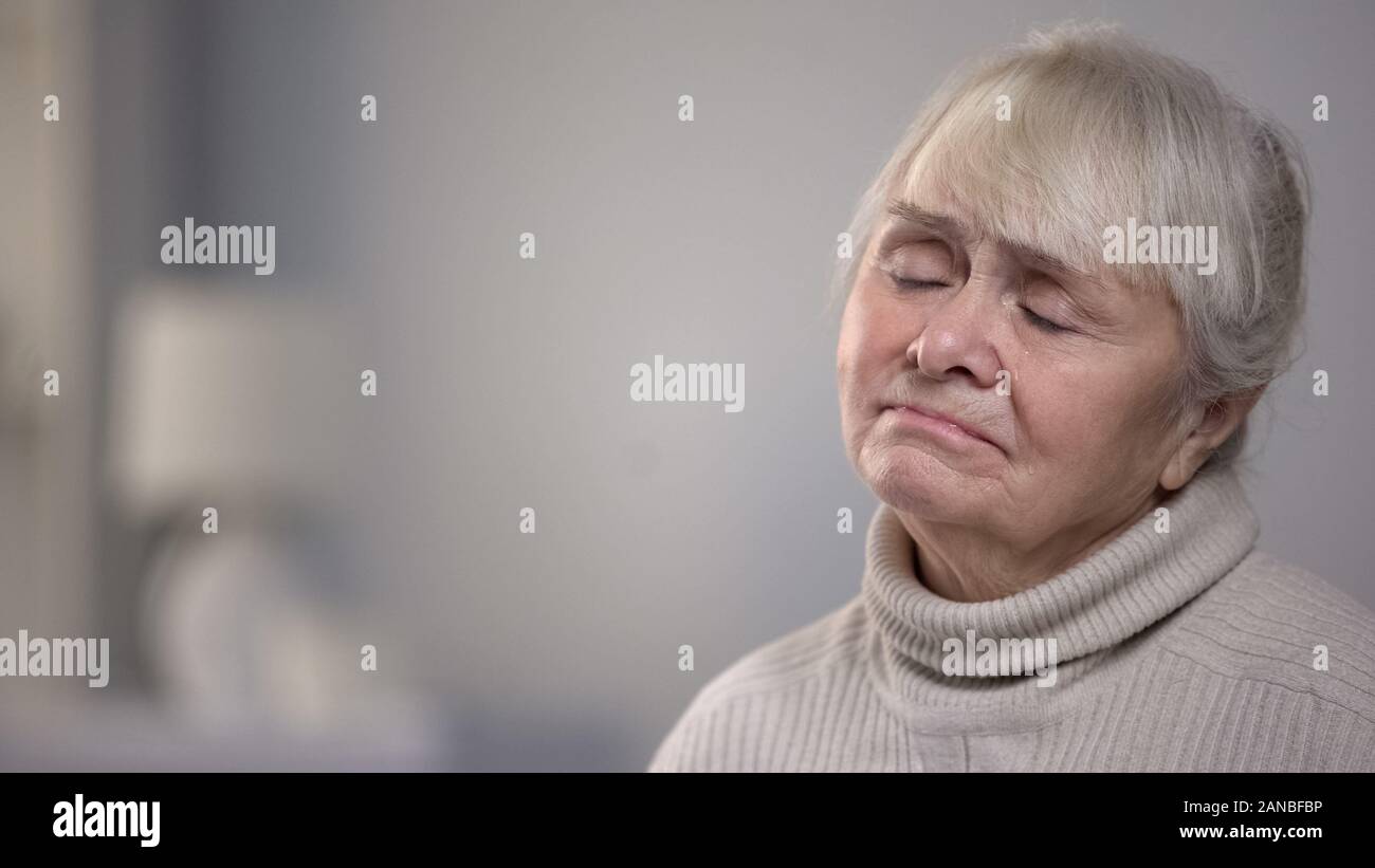 Old lady crying hi-res stock photography and images - Alamy