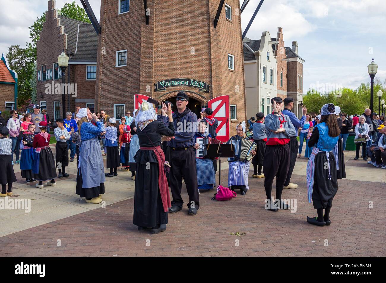 Dutch costume hi-res stock photography and images - Alamy