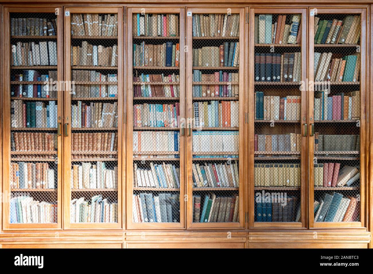 Bookshelves old books background hi-res stock photography and images ...