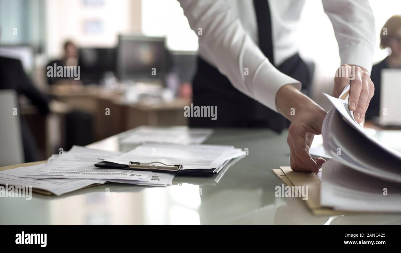 Searching papers hi-res stock photography and images - Alamy