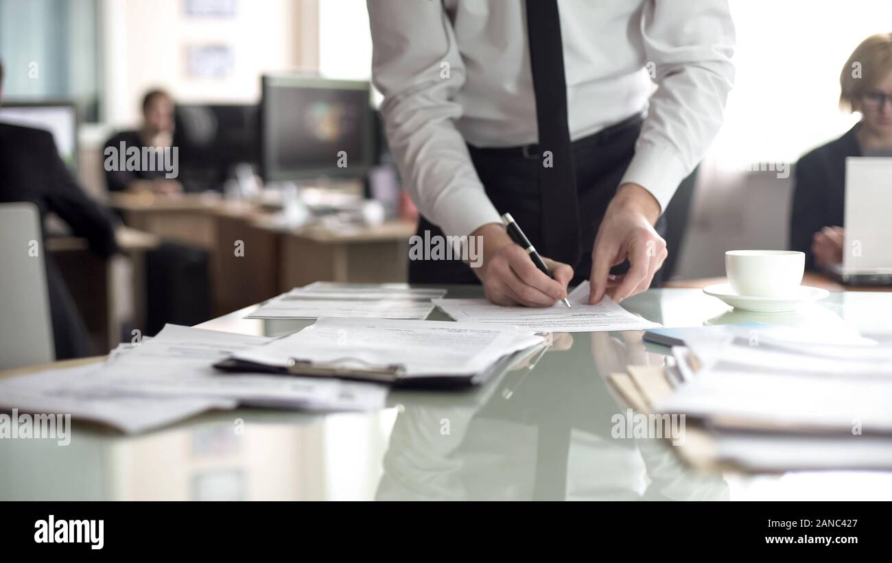 Office worker signing documents hi-res stock photography and images - Alamy