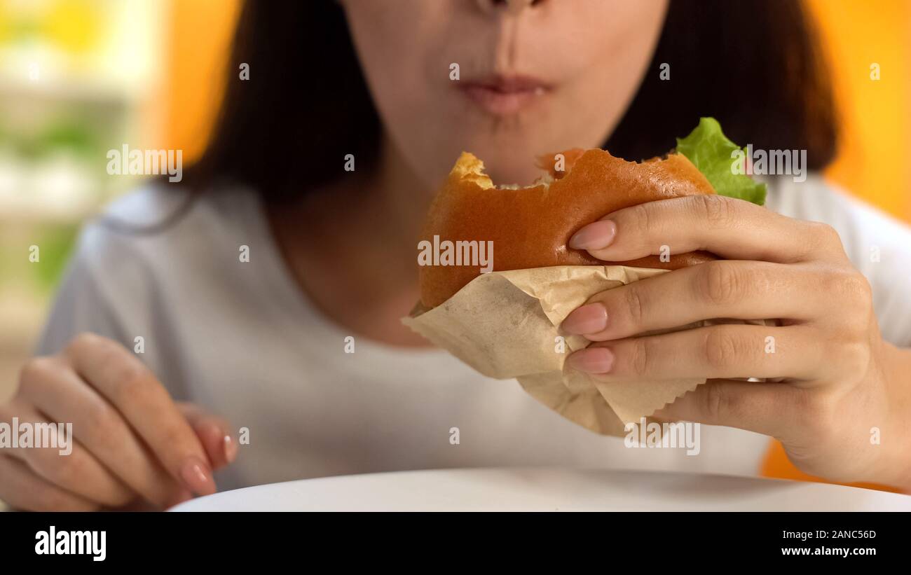 Chewing burger hi-res stock photography and images - Alamy