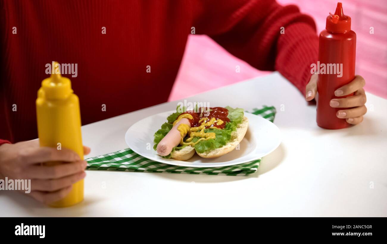Mustard sauce pouring hi-res stock photography and images - Alamy