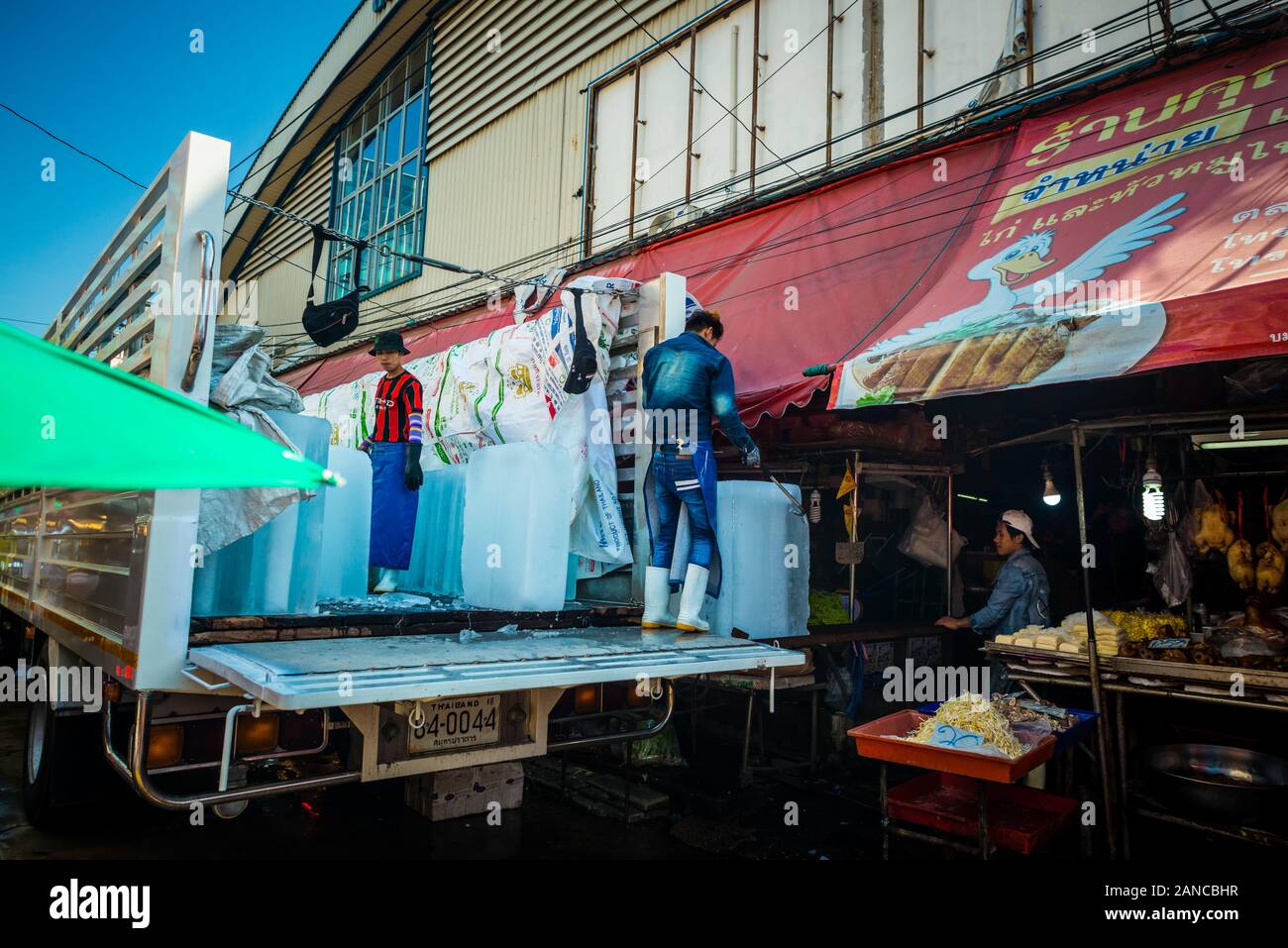 Ice delivery man hi-res stock photography and images - Alamy