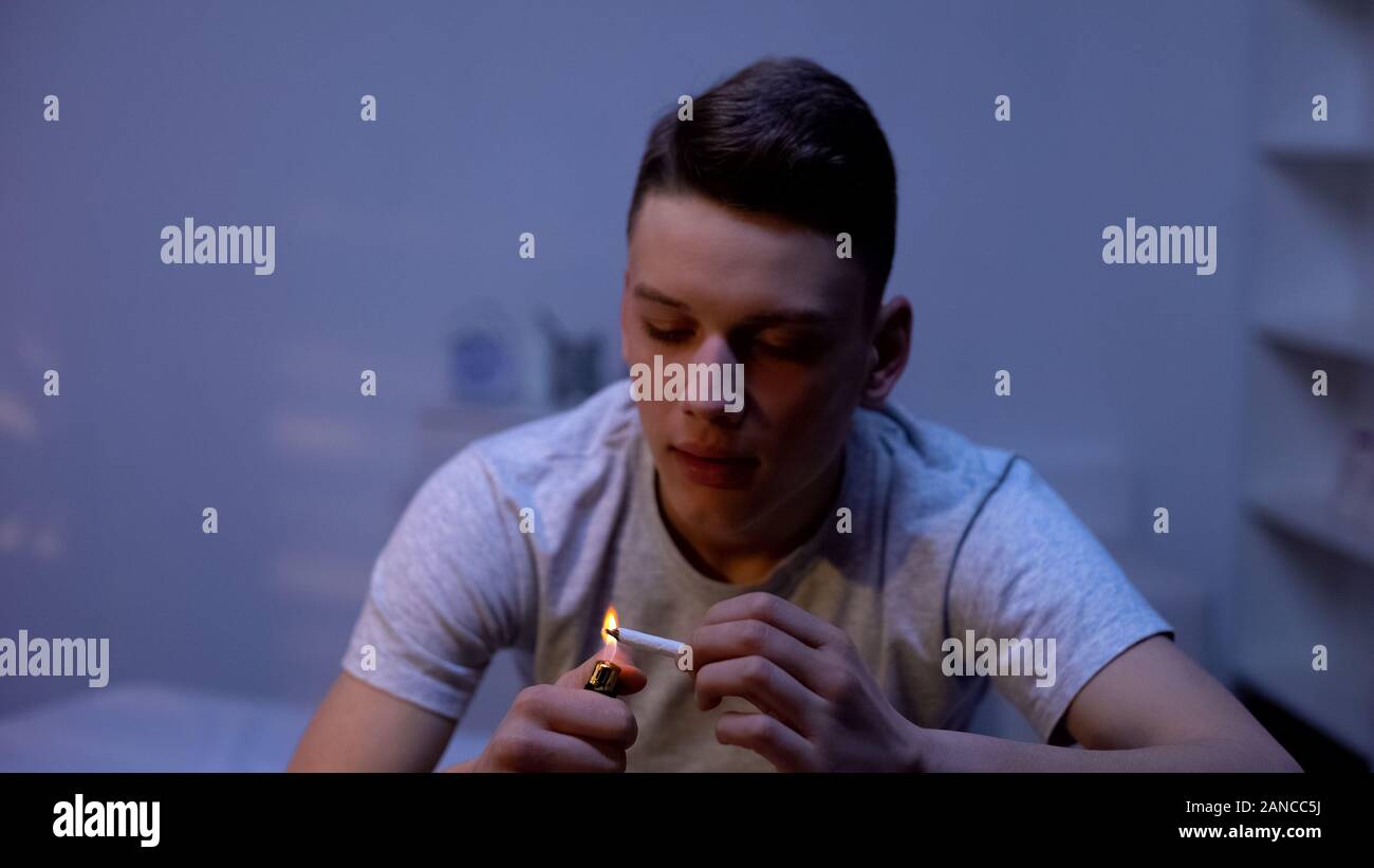 Teenager smoking cannabis hi-res stock photography and images - Alamy