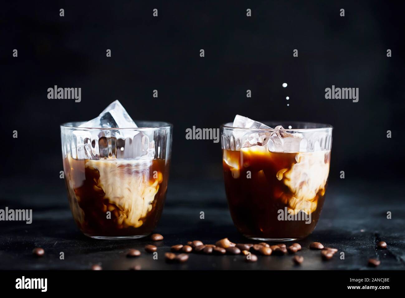 Cool cube bar pour pouring hi-res stock photography and images - Alamy