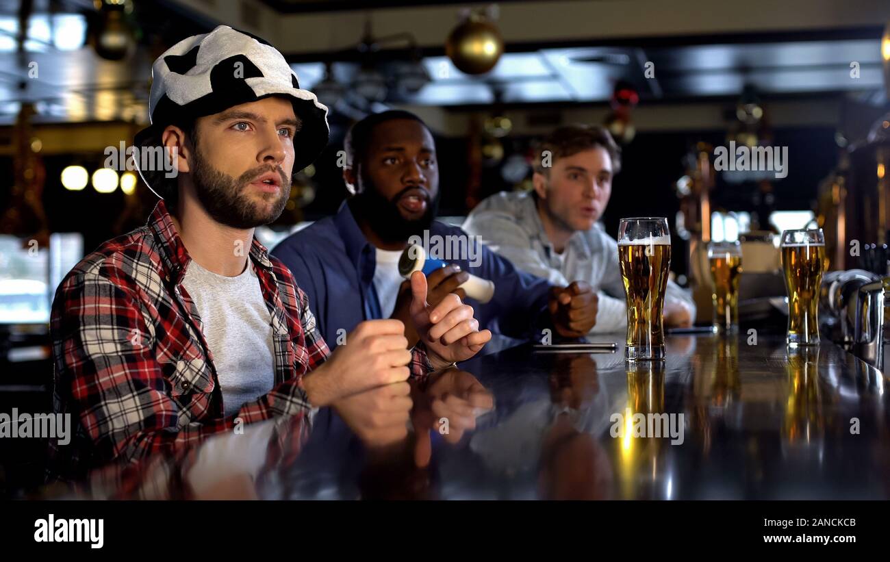 Boxing match cheering hi-res stock photography and images - Alamy