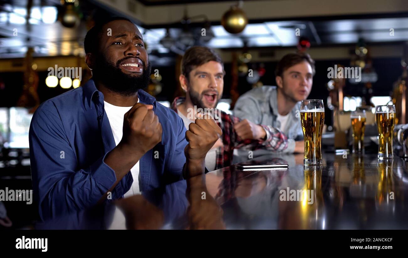 Boxing match cheering hi-res stock photography and images - Alamy