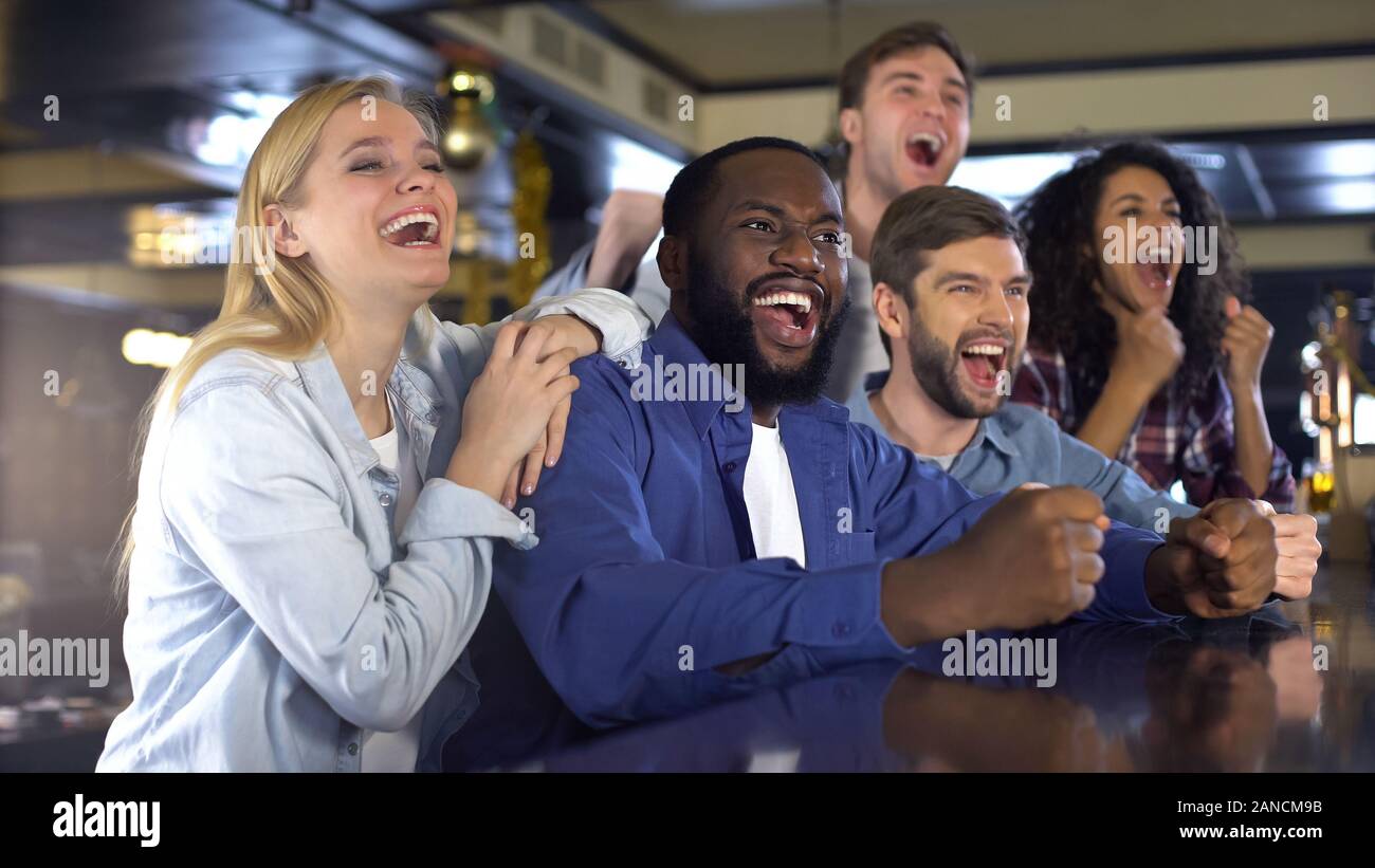 Friends watching game in sports hi-res stock photography and images - Alamy