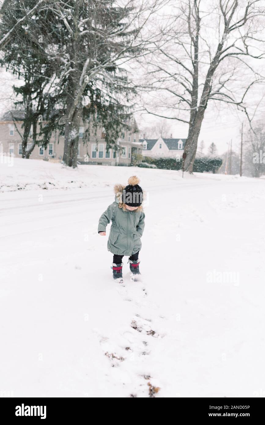 Little girl snow hi-res stock photography and images - Alamy